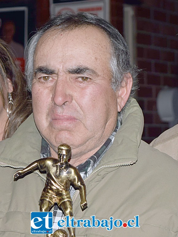 Bernardo Reyes recibió premio 50 años como futbolista. – El Trabajo