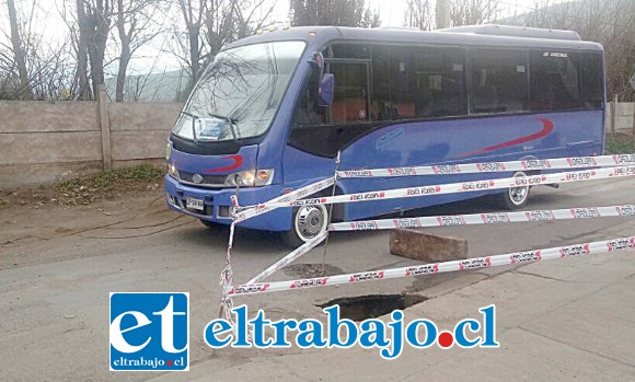 El bus debe pasar con extremo cuidado por el lado del enorme agujero ...