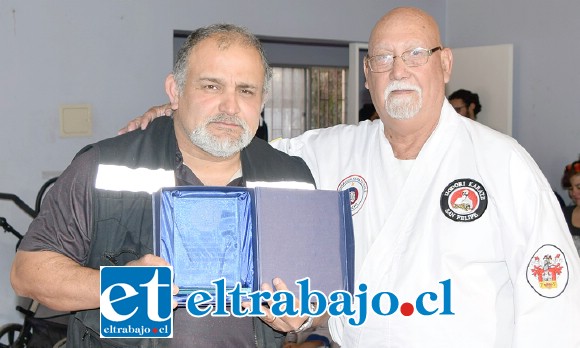 PREMIO PARA EL DIARIO.- El Sensei Víctor Caballero hizo entrega de la ...